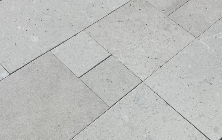 Piedra Caliza Mocca Arenada: Textura Antideslizante en Gris Cálido